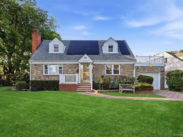 47 Sperry Ct, New Hyde Park, NY 11040