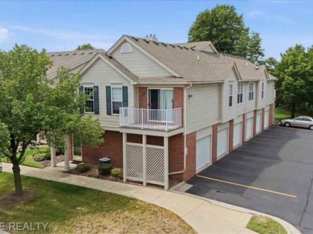 44075 Elm Dr, Sterling Heights, MI 48313