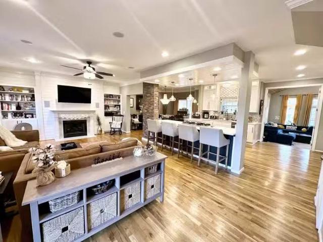 $4400 3 Bedroom + Bonus Room/ 2.5 Bathroom House In Franklin.