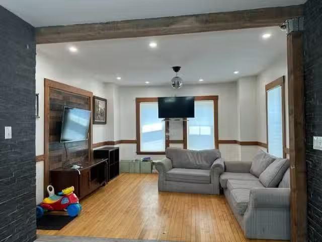 $4400 4 Bedroom, 1 office/ family room, 1.5 Bathroom Single.