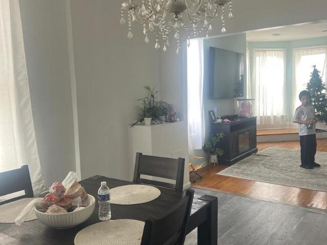 4400 4 S HONORE Crest