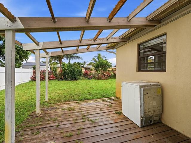 4401 NW 33rd St, Lauderdale Lakes, FL 33319