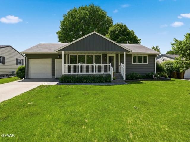 440 River Dr SE, East Grand Forks, MN 56721