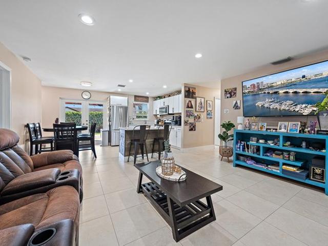 4410 Birdwood St, Palm Beach Gardens, FL 33410