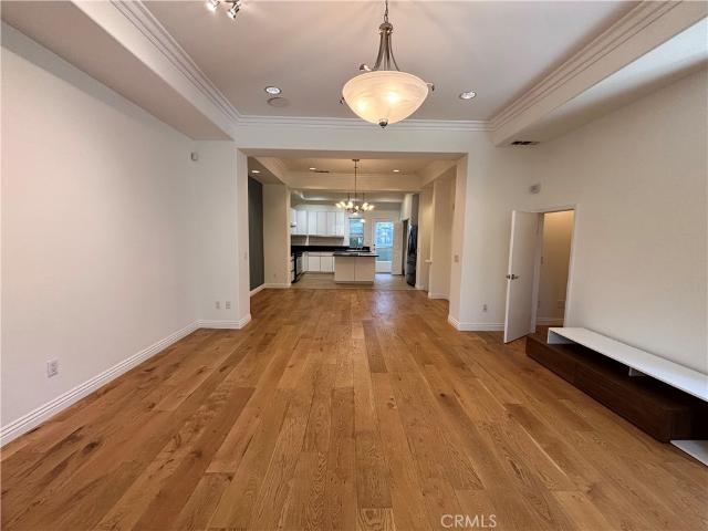 441 N Los Robles 16