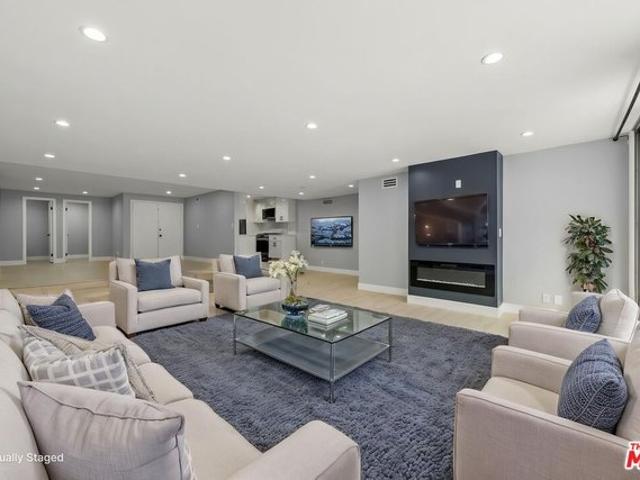 441 N Oakhurst Dr Apt 206, Beverly Hills, CA 90210
