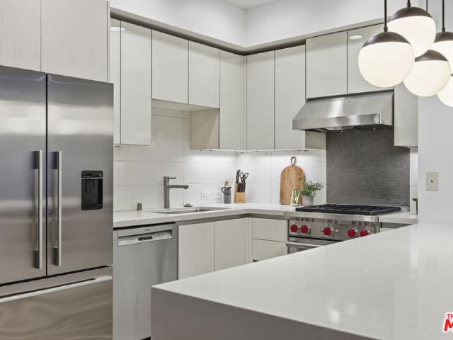 441 S Barrington Avenue 105