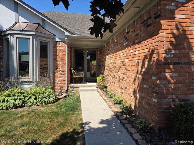441 Sandalwood Dr, Rochester Hills, MI 48307