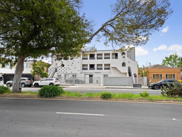 441 W Macarthur Boulevard