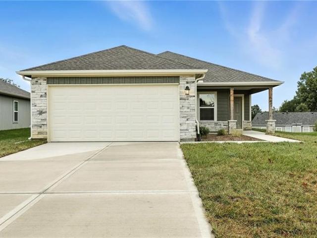 441 Valley View Dr, Tonganoxie, KS 66086