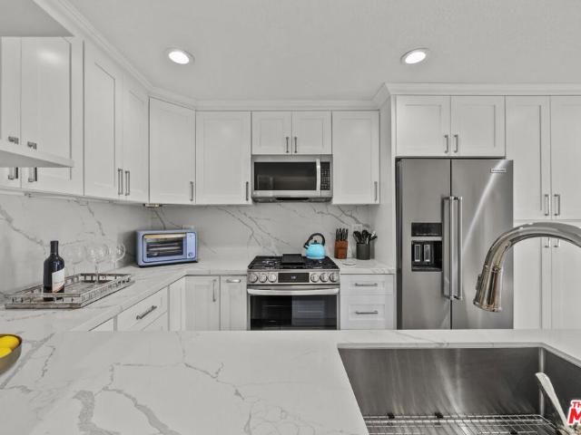 4425 Whitsett Avenue 214