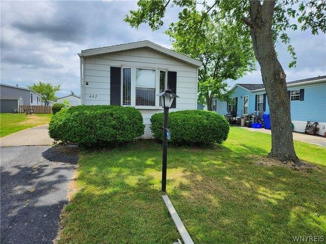442 Chestnut Dr, Lockport, NY 14094
