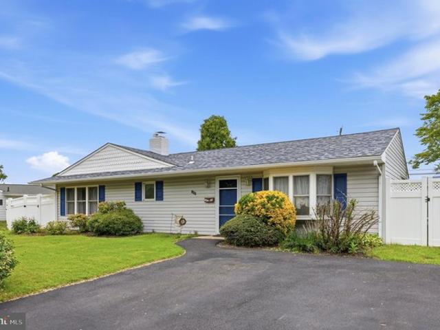 442 Lakeside Dr, Levittown, PA 19054