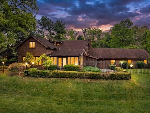 4437 Twin Oaks Dr, Murrysville, PA 15668