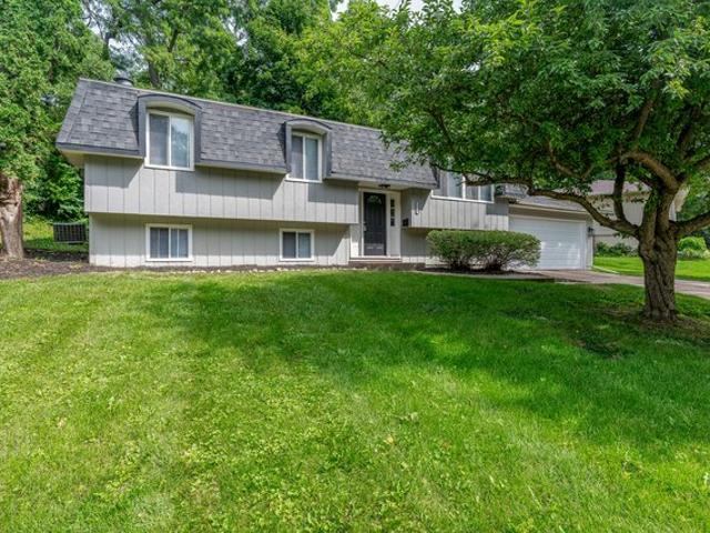 4430 Canterbury Ln, Davenport, IA 52806