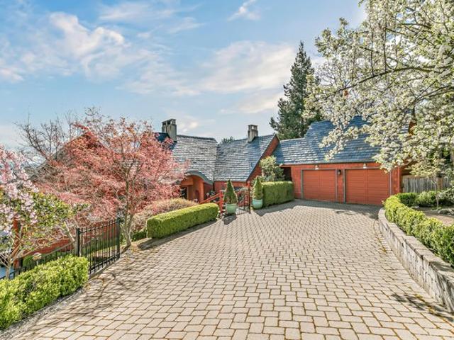 443 Conestoga Dr, Jacksonville, OR 97530