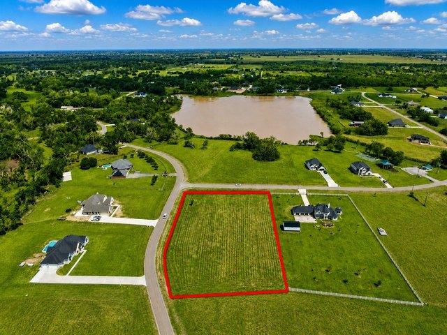 443 Lakeview Dr, Angleton, TX 77515