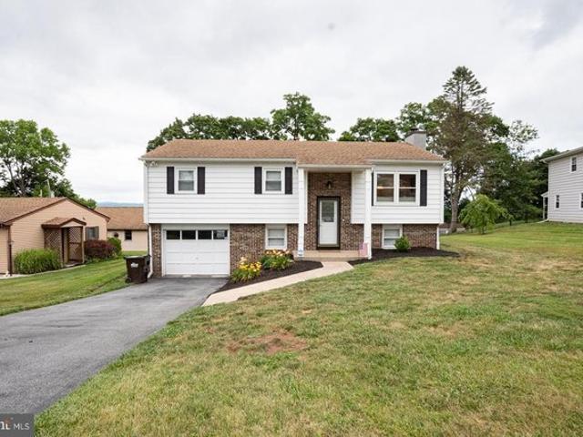 443 Silver Brook Dr, Birdsboro, PA 19508
