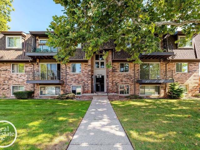 443 Riviera Dr Unit 4, Saint Clair Shores, MI 48080
