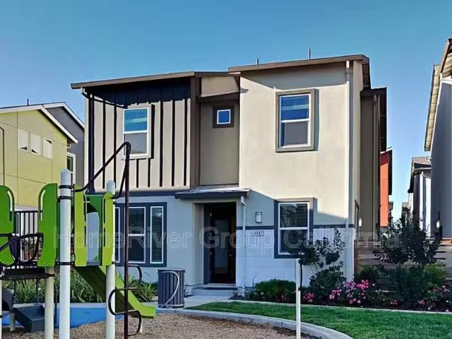 4447 Ocean Ln, Elk Grove, CA 95757