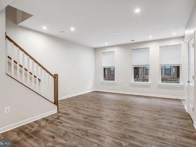 44499 Wolfhound Square