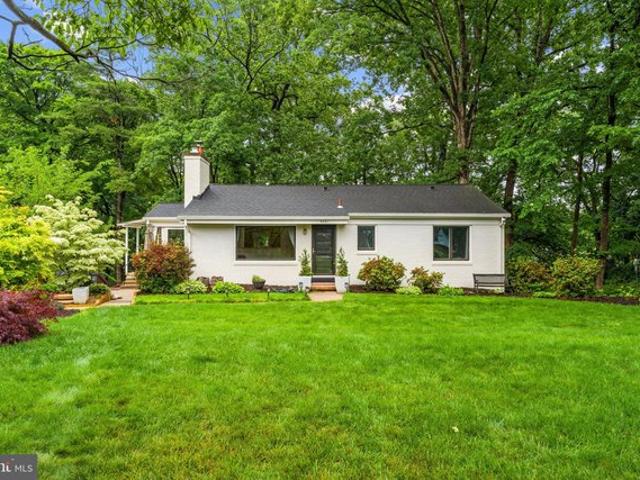 4441 Village Dr, Fairfax, VA 22030