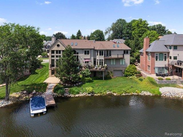 4443 Island View Dr, Waterford Township, MI 48328