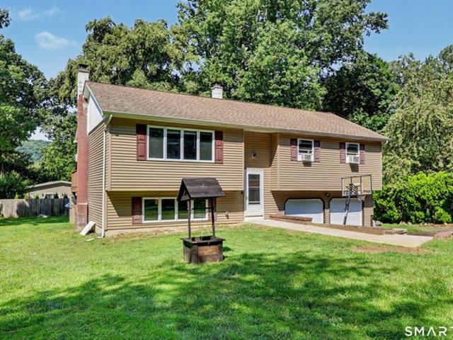 444 Candlewood Lake Rd N, New Milford, CT 06776