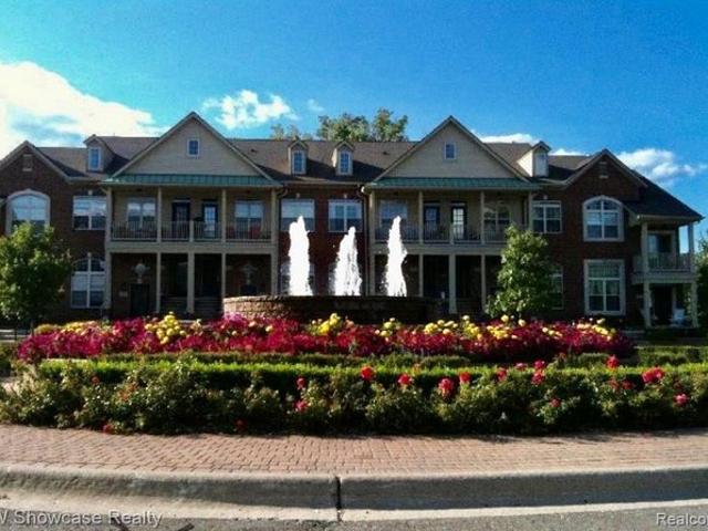 444 Boardwalk Dr Unit 88, Walled Lake, MI 48390