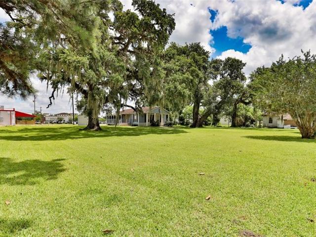 444 E Clay St, West Columbia, TX 77486