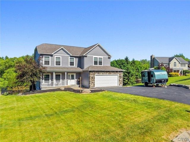 4454 Renee Meadows Dr, Syracuse, NY 13215