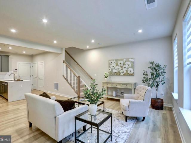 44531 Wolfhound Square