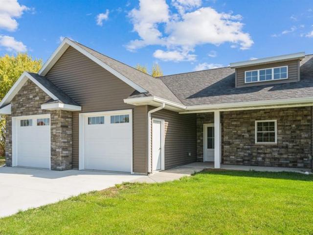 445 N 1st St, Winthrop, IA 50682