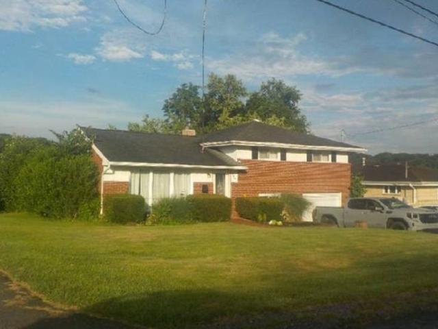 445 Toledo Dr, Lower Burrell, PA 15068
