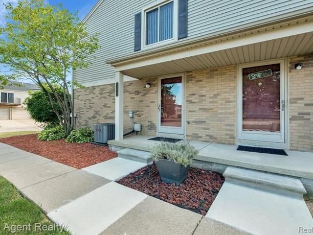 44643 Connecticut Ct, Clinton Township, MI 48038