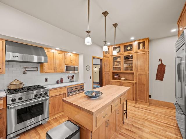 446 Main Street S
