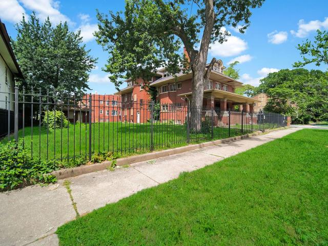 446 N Pine Avenue