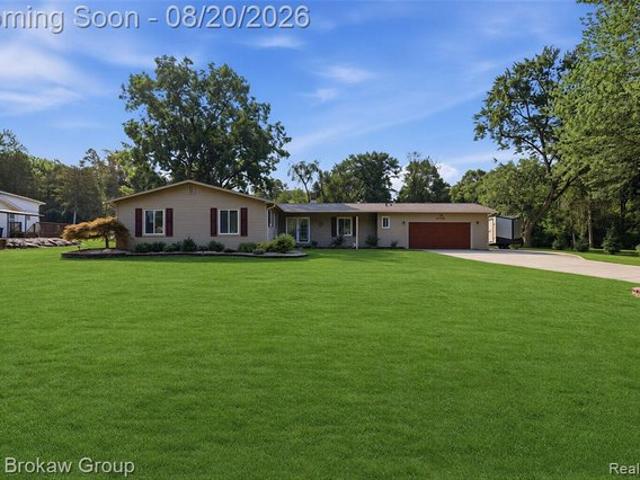 4474 Cedardale Ln, Flushing, MI 48433