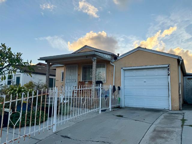 4472 447 St