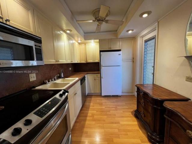 447 195th St NE #309, Miami, FL 33179