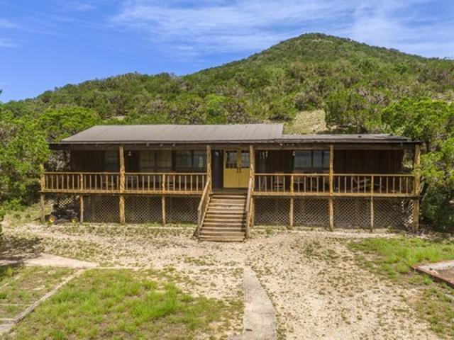 447 Blesssing Ln, Utopia, TX 78884