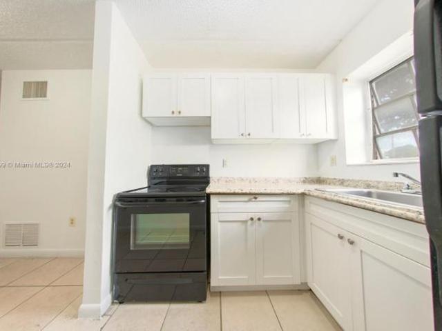 447 NE 125th St #17, North Miami, FL 33161