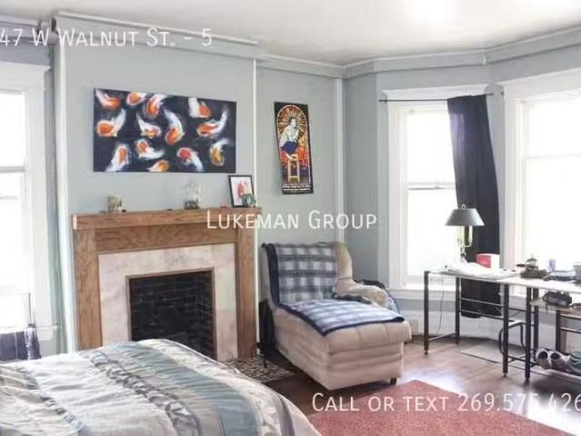 447 W Walnut UNIT 5 447 W Walnut St #5