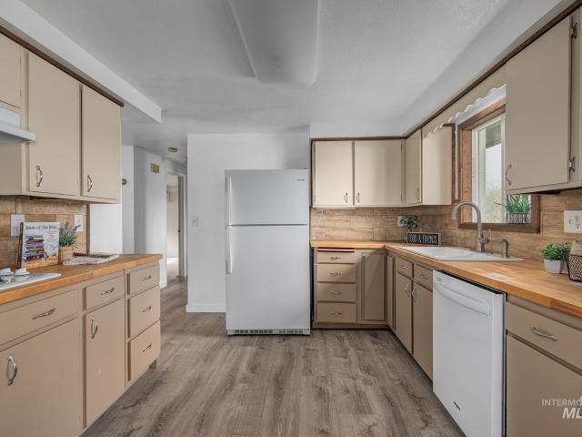 4484 Community Rd