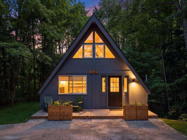 448 Duverney Ln, Harbor Springs, MI 49740
