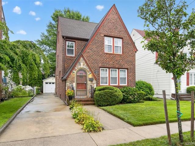 448 Lewis Pl, Mineola, NY 11501