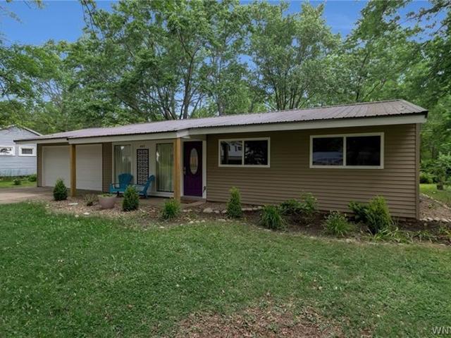 449 Kenwood Dr, Lewiston, NY 14092