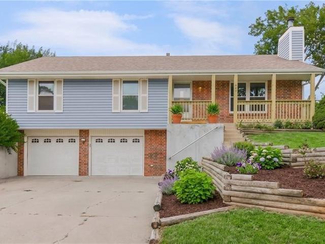 449 Hithergreen Dr, Lansing, KS 66043