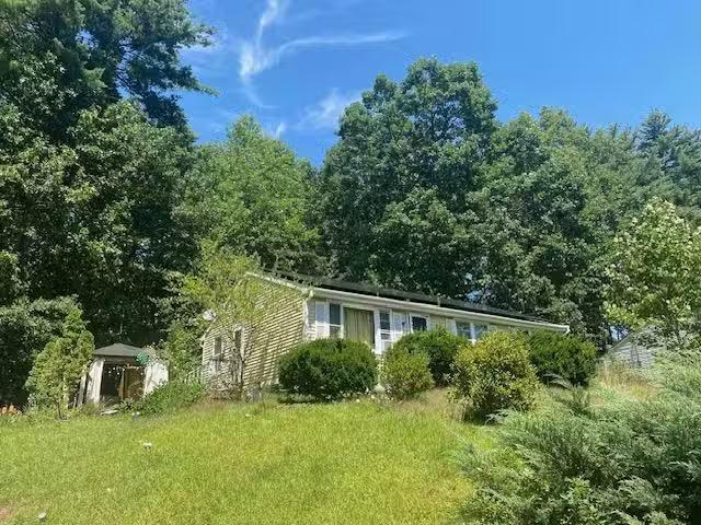 44 TRESTLE BROOK DR, NASHUA, NH 03062 Single Family Residence.