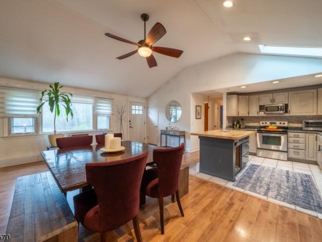44 Venetian Dr